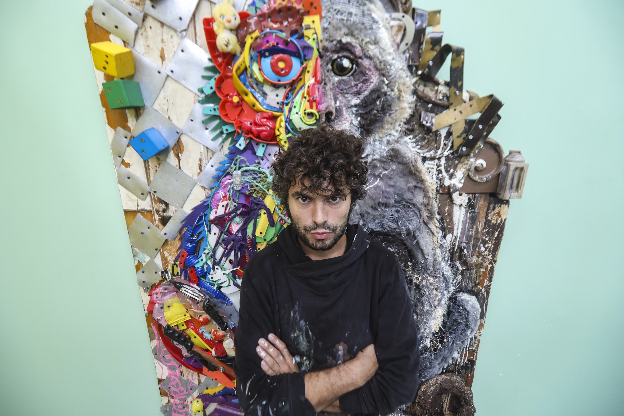Artista Bordalo II cria obra a partir de brinquedos doados