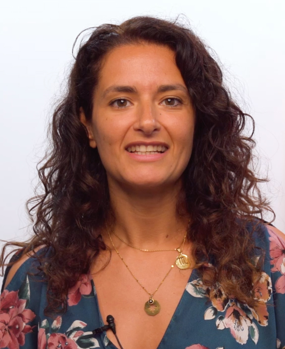 Locutora do programa da manhã da M80 lança livro