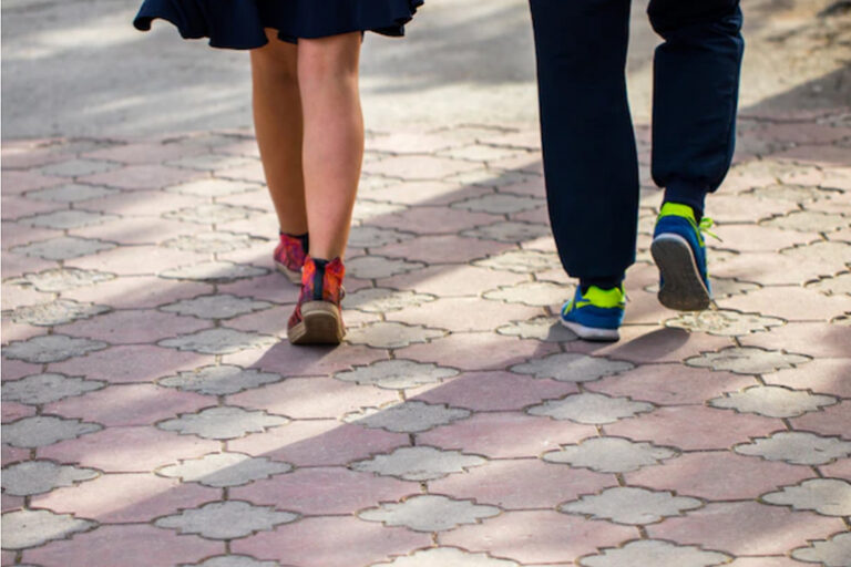 Quem diria: andar para trás tem, de facto, benefícios para a saúde